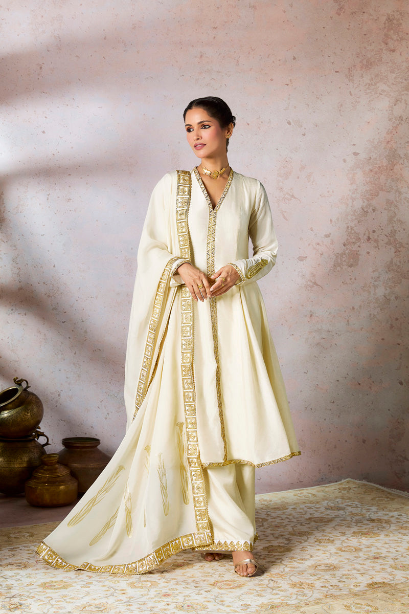 Ivory Whispering Lily Ckd – AGASHE